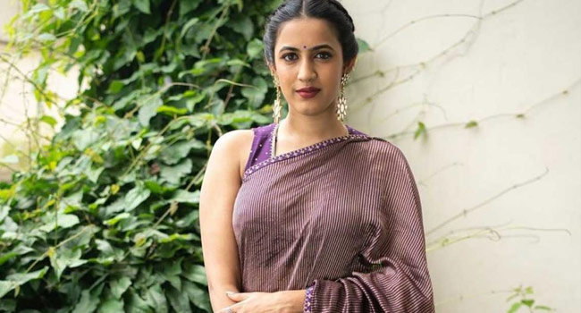 తమిళ చిత్రంపై నిహారిక ప్రశంసలు.. మళ్లీ ఏమైనా? | Mega daughter Niharika praises on Tamil Film Master