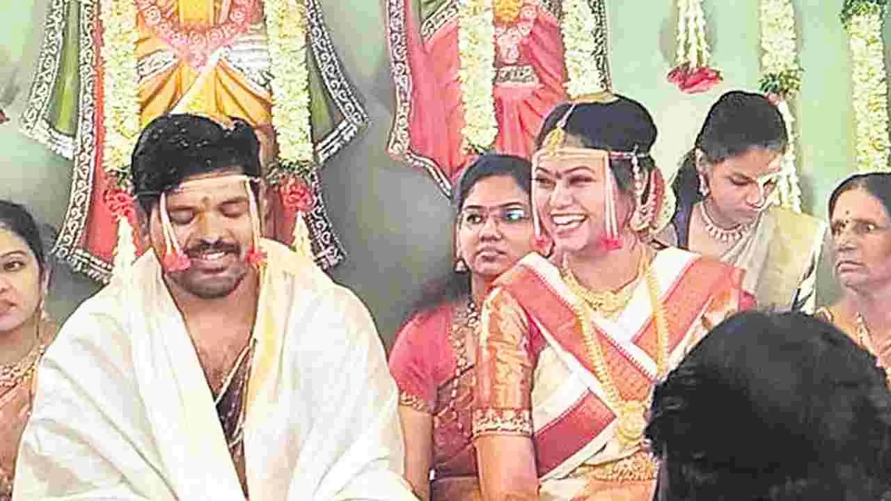 అనురాగ్‌ కులకర్ణి, గాయని రమ్య బెహర వివాహ బంధంలోకి అడుగుపెట్టారు | Anurag Kulkarni and singer ...